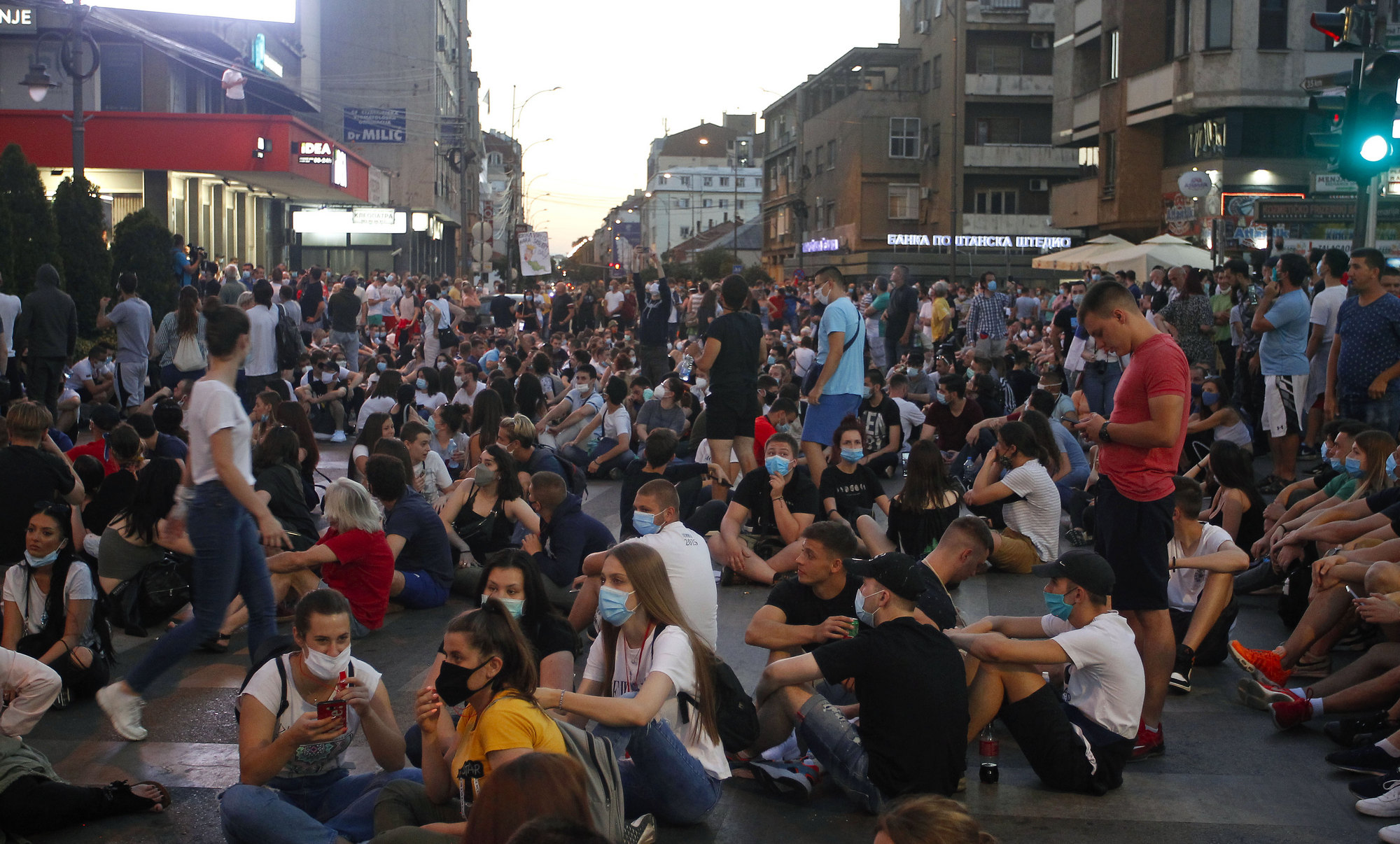 Demonstranti sedeli i na niškim ulicama