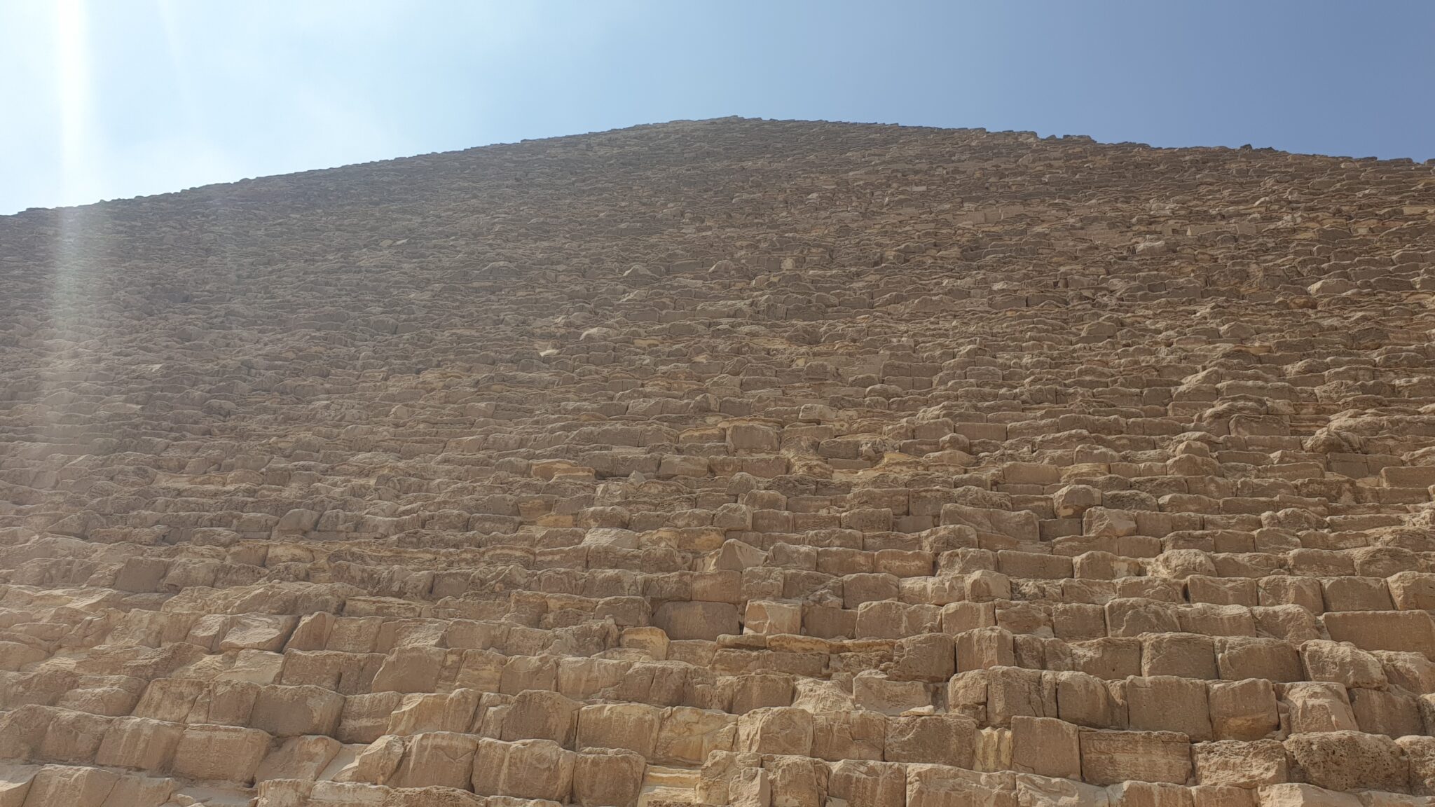 Piramide spolja i iznutra